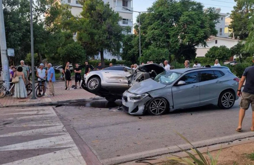 Απίστευτο τροχαίο στη Γλυφάδα: ΙΧ «μπούκαρε» σε παρκάκι και έπεσε σε ...